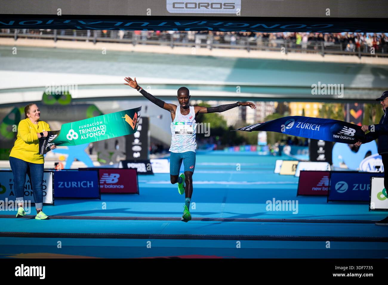 Kenyan runner John Korir crossing the finish line at the 2025 Valencia ...
