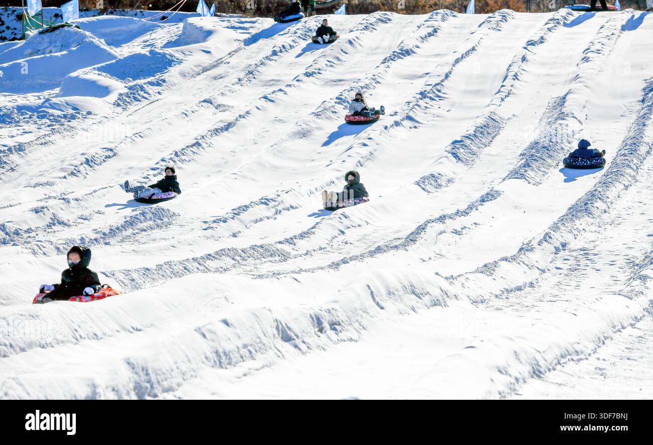 (260111) -- BEIJING, Jan. 11, 2026 (Xinhua) -- People enjoy snow slide ...
