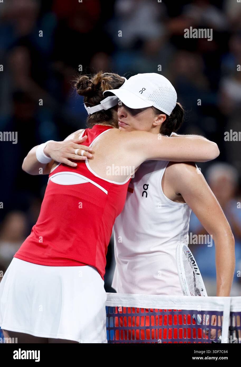 (260111) -- SYDNEY, Jan. 11, 2026 (Xinhua) -- Iga Swiatek (R) of Team ...