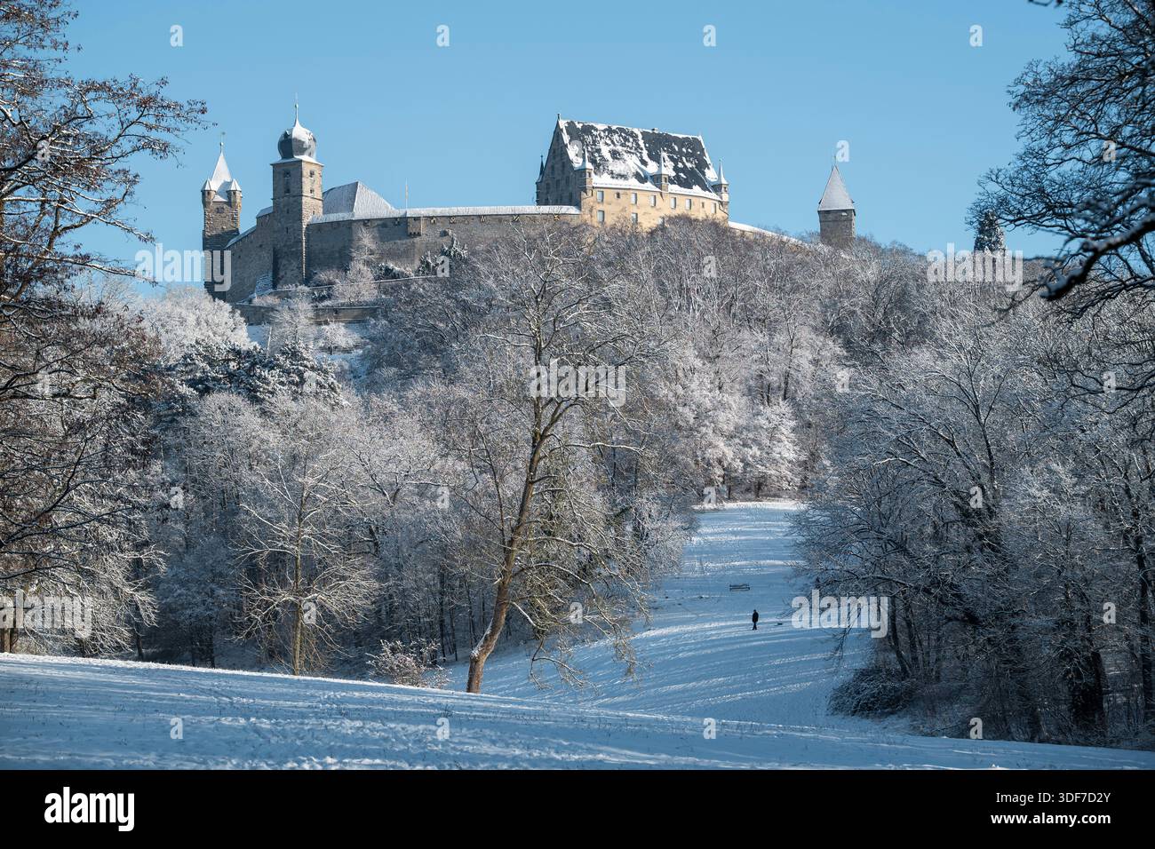 11 January 2026, Bavaria, Coburg: View of the Veste Coburg in the snow ...
