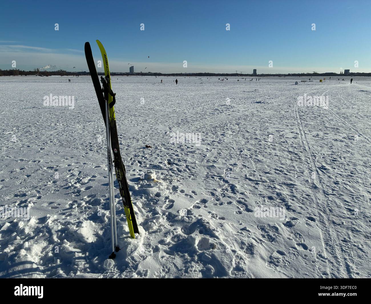 11 January 2026, Berlin: Skis on the snow-covered Tempelhof field ...