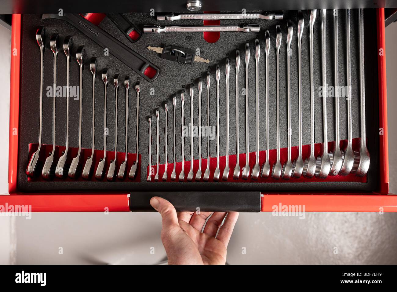 Hand opening organized tool hi-res stock photography and images - Alamy