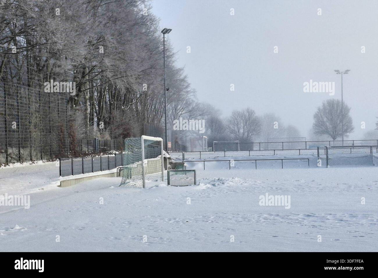 Stockbilder 01/2026 Eingeschneite Fussballplatz *** Stock photos 01 ...