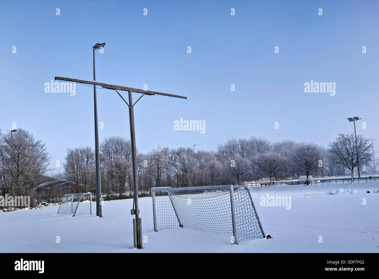 Stockbilder 01/2026 Eingeschneite Fussballplatz *** Stock photos 01 ...