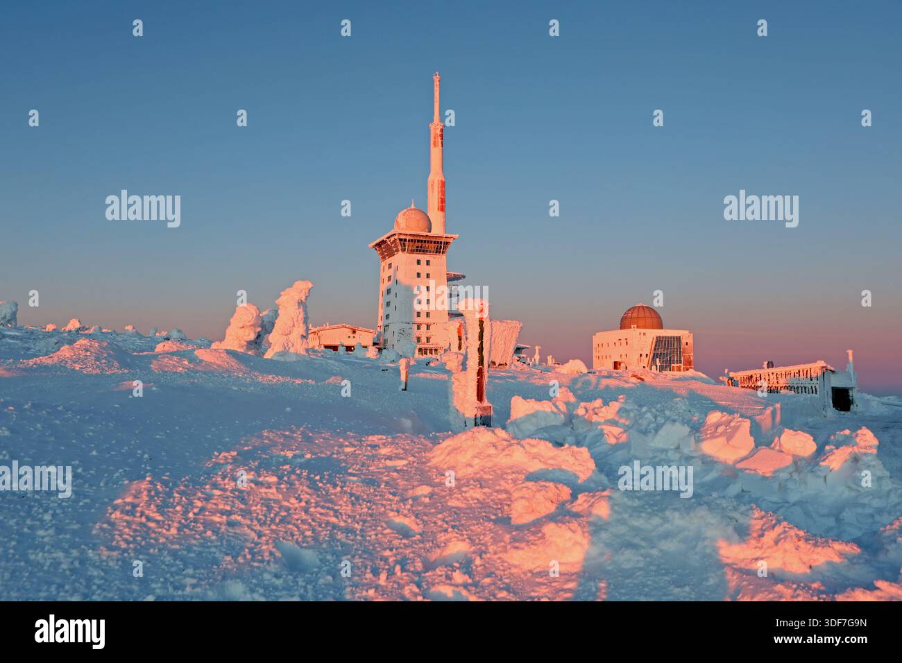 11 January 2026, Saxony-Anhalt, Schierke: The sun rises on the Brocken ...