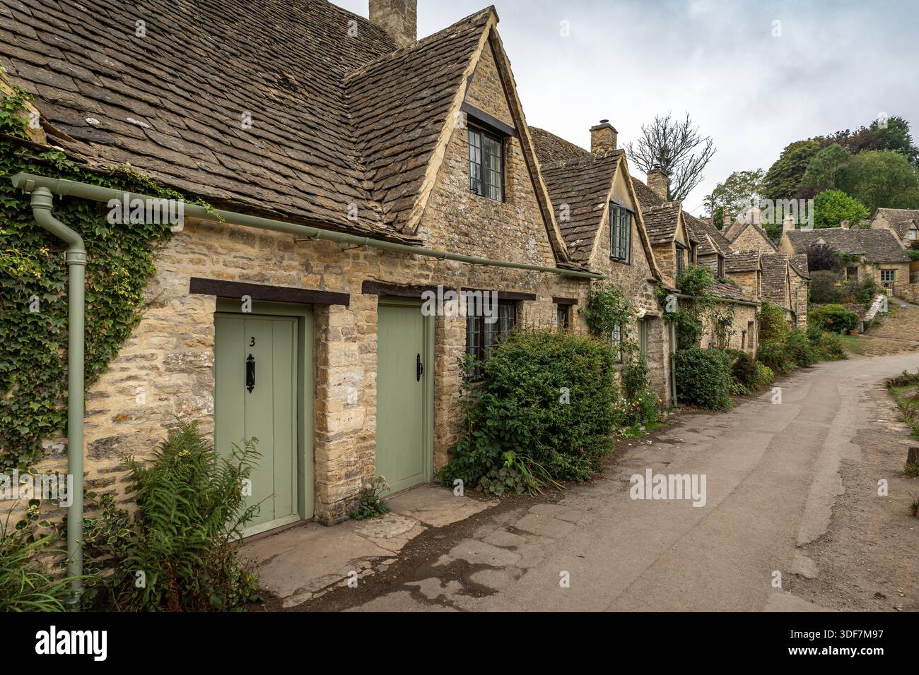 The picturesque Arlington Row cottages in Bibury, one of the most ...