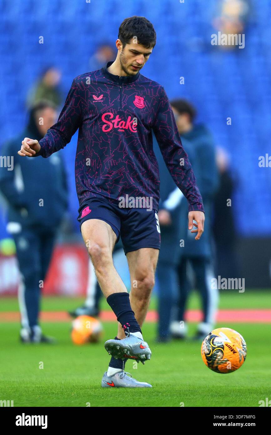 Merlin Röhl of Everton warms up ahead of the Everton v Sunderland ...