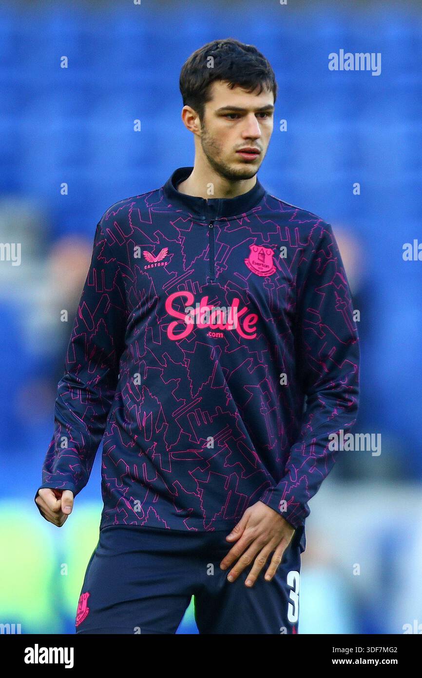 Merlin Röhl of Everton warms up ahead of the Everton v Sunderland ...