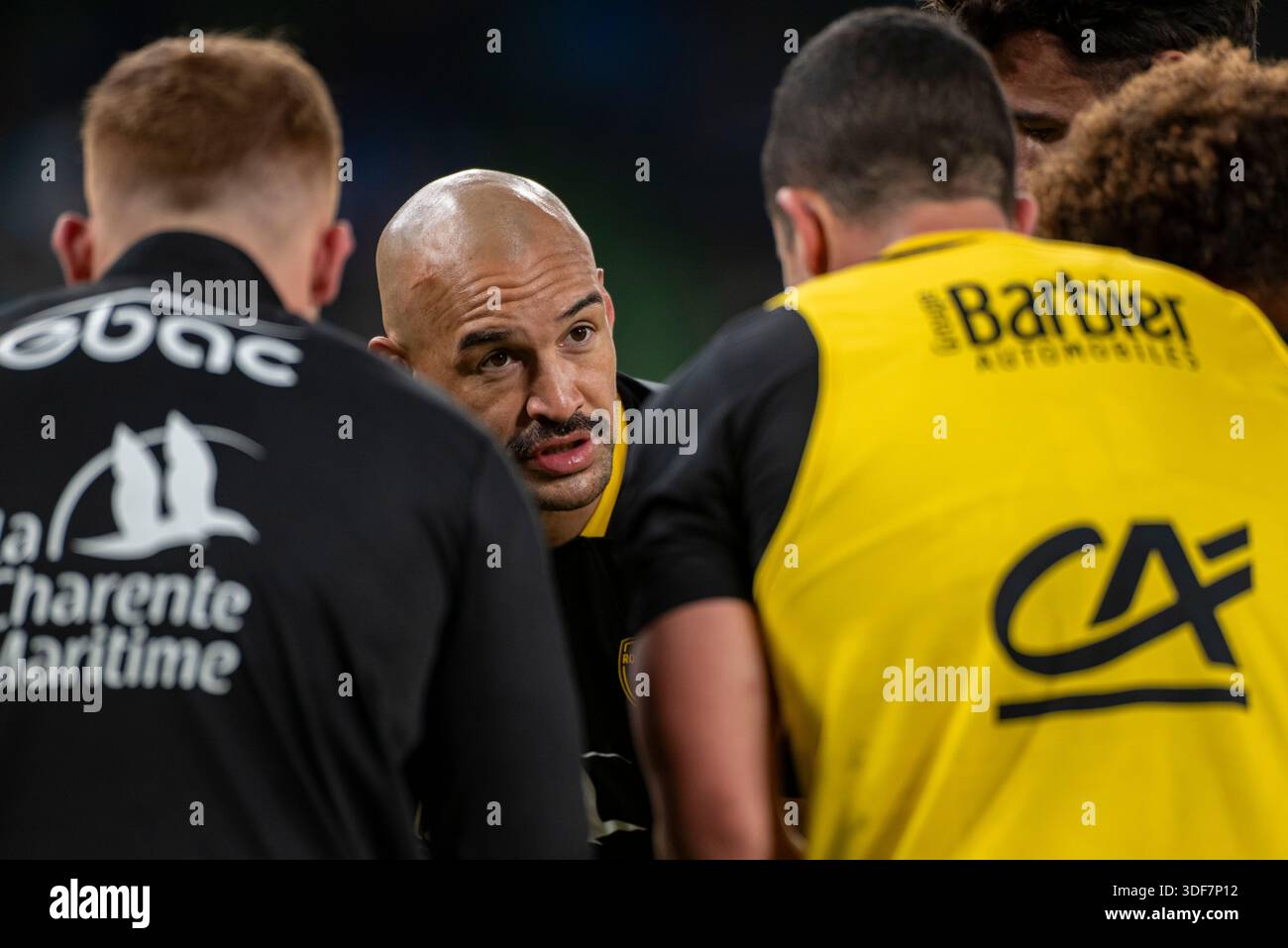 Dillyn Leyds of Stade Rochelais talks to team-mates during the Investec ...