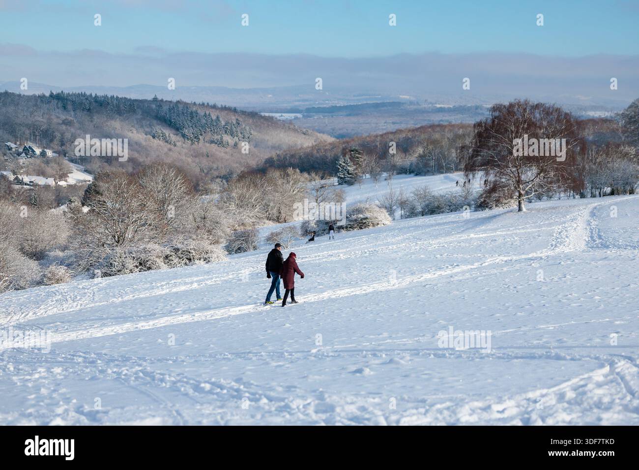 11 January 2026, Hesse, Niedernhausen-Engenhahn: A man and a woman walk ...
