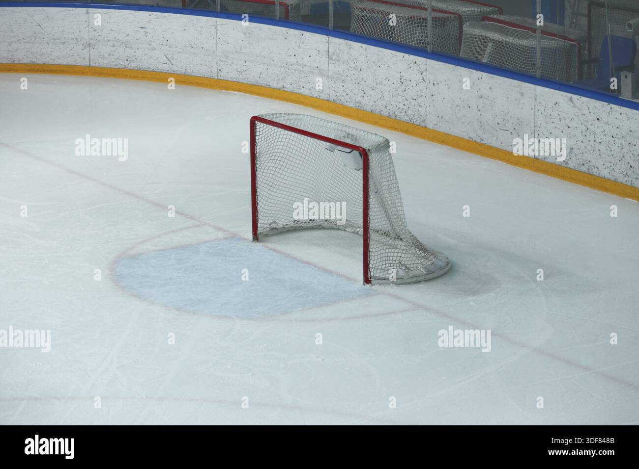 Ice skating before gate hi-res stock photography and images - Alamy