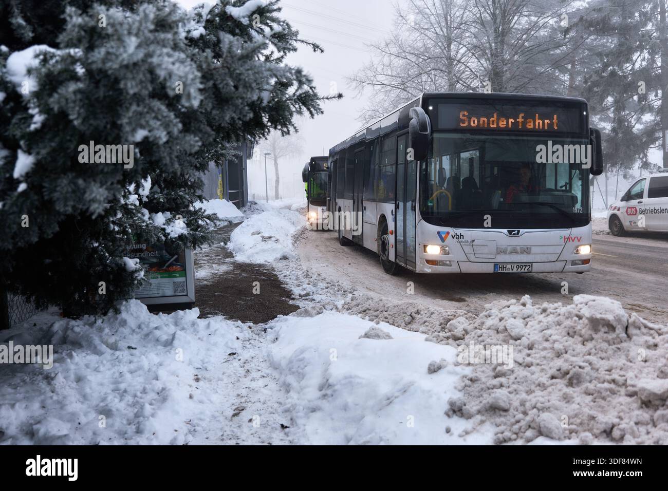 11 January 2026, Hamburg, Wedel: During the evacuation period, affected ...