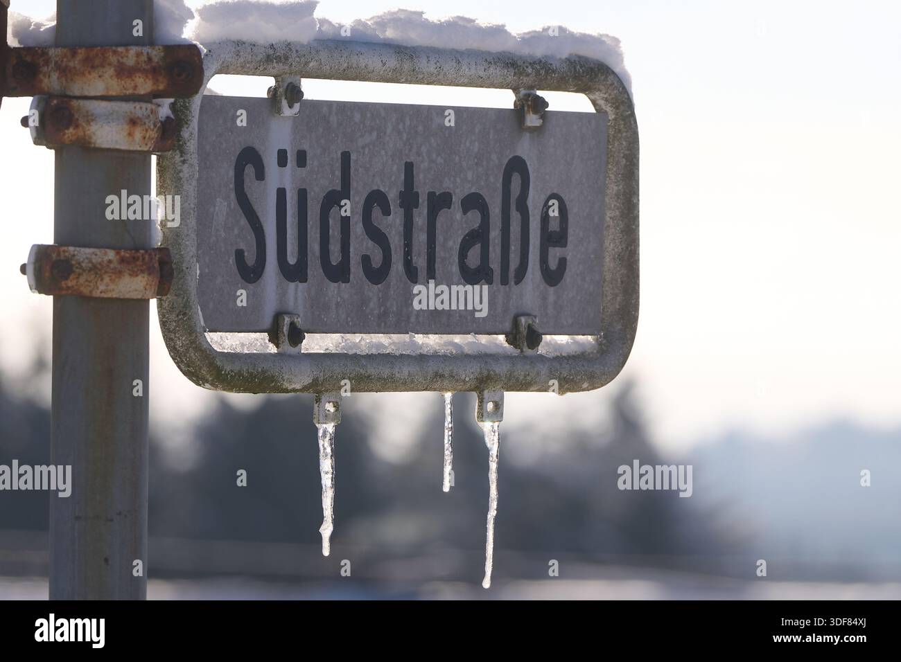 11 January 2026, Rhineland-Palatinate, Willingen: An icicle hangs from ...