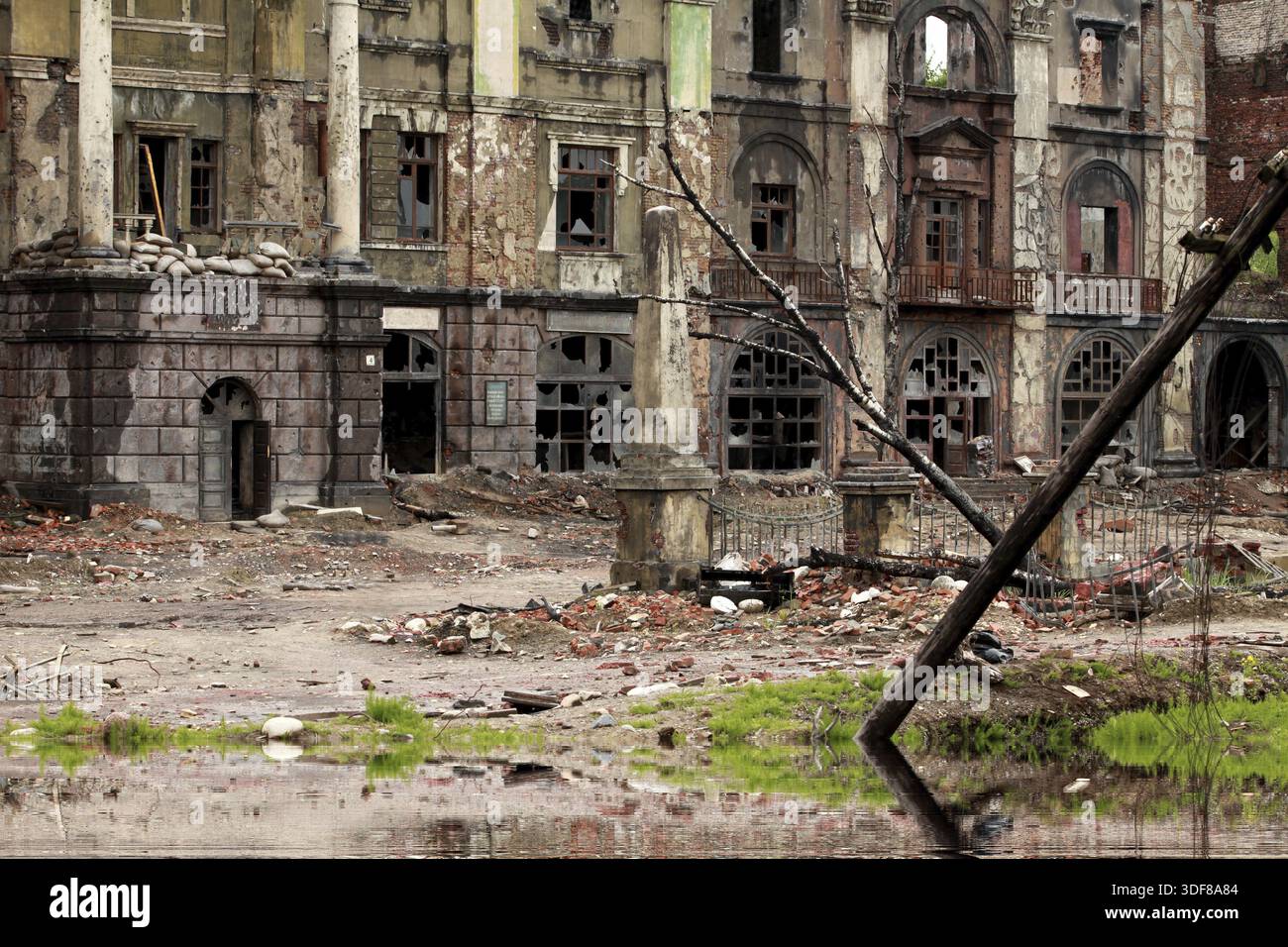 Destruction after war hi-res stock photography and images - Alamy