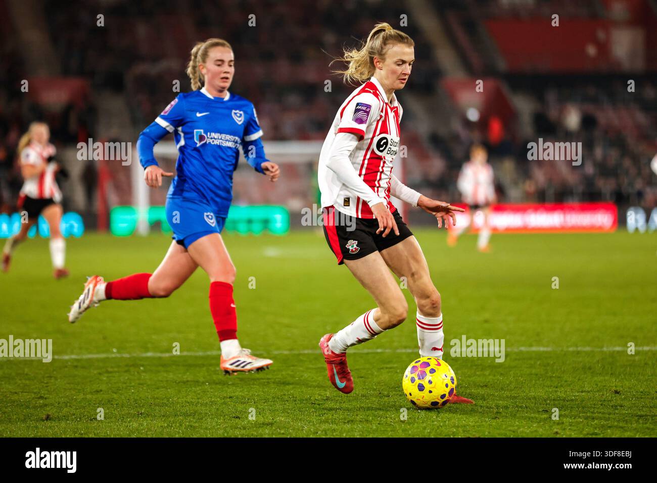 Ellie Brazil (7 Southampton FC Women) prepares for a cross during the ...