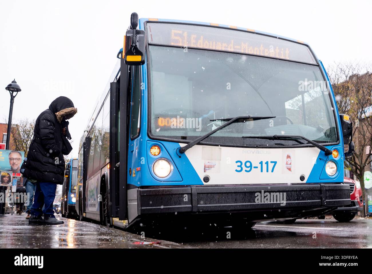 Un usager s'apprête à monter à bord d'un autobus de la Société de ...