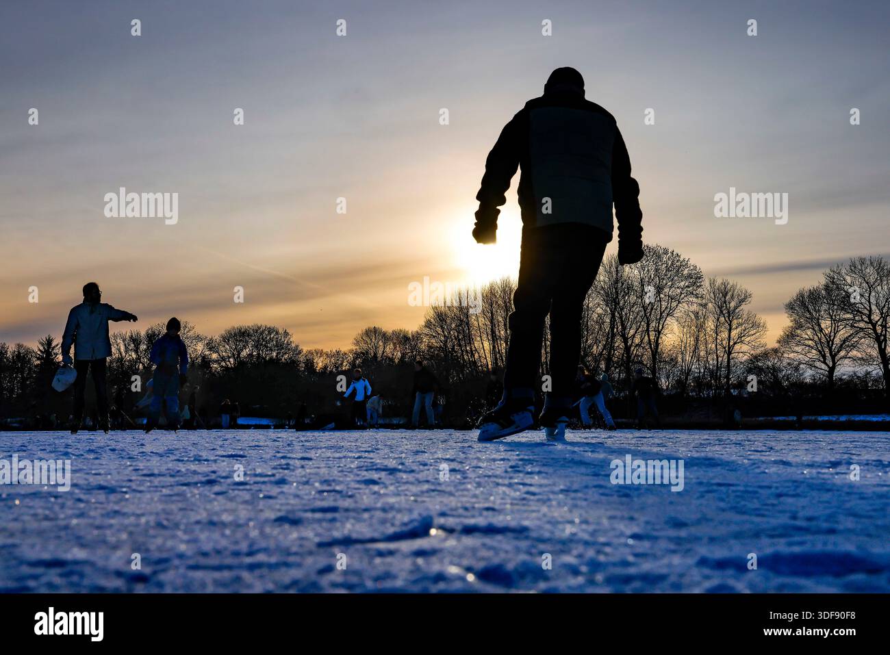 11 January 2026, Schleswig-Holstein, Kiel: Ice skaters are out and ...