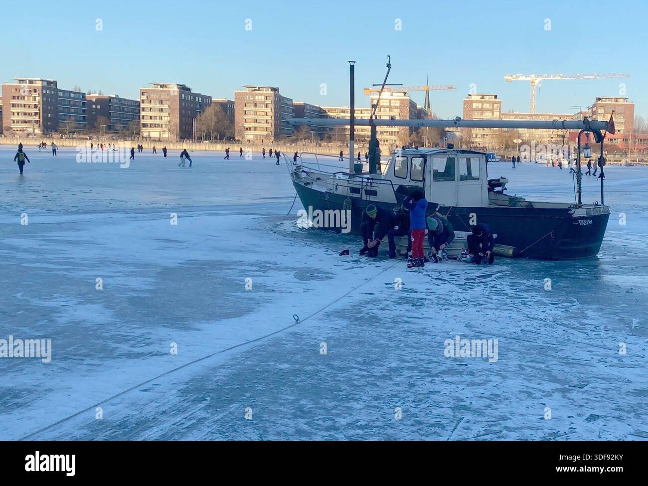 11 January 2026, Berlin: People prepare to skate on the ice of the ...