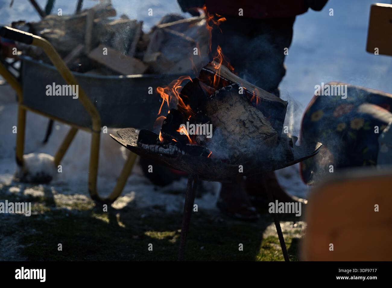 11 January 2026, Brandenburg, Lübbenau: In the Spreewald, people sit ...