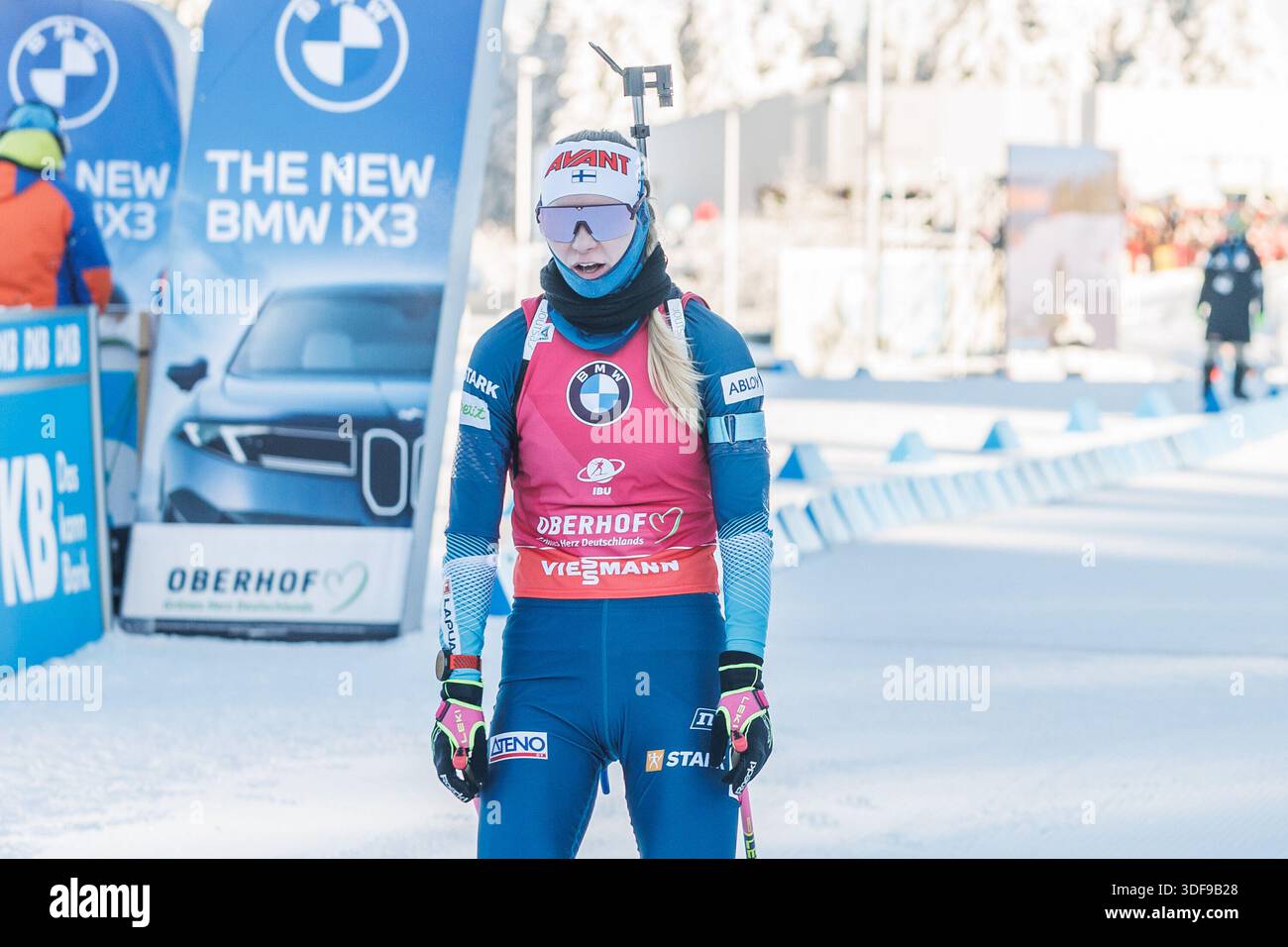 Suvi Minkkinen (FIN) kommt als Zweite ins Ziel; Zweitplatzierte ...