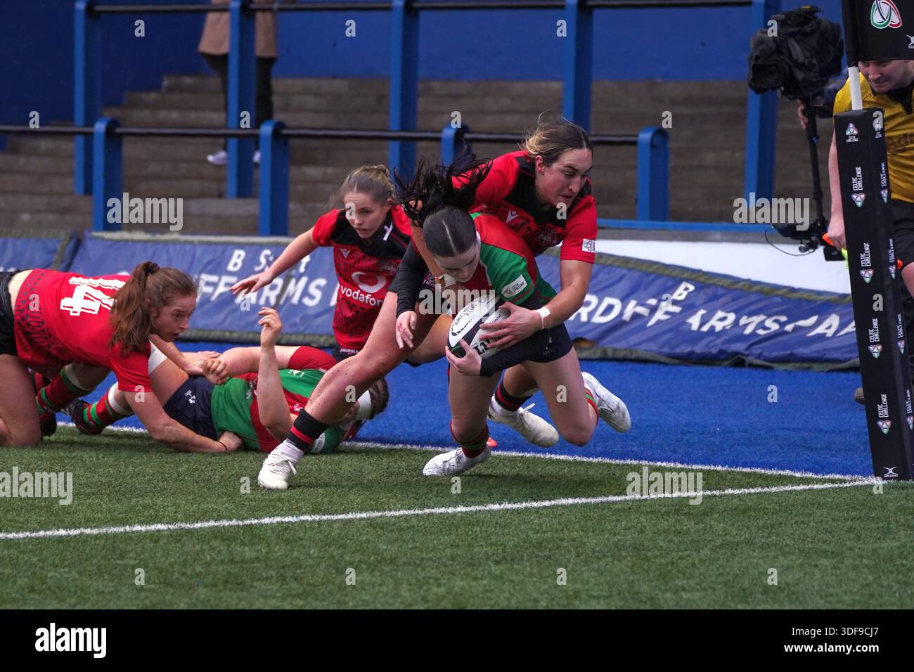 Cardiff Arms Park 11th Jan 2026, Courtney Keight can't stop Emily Foley ...