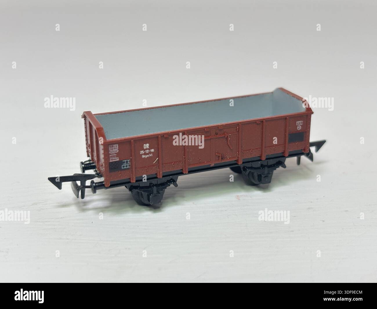 Scale model railway wagons modeled after Deutsche Reichsbahn freight ...