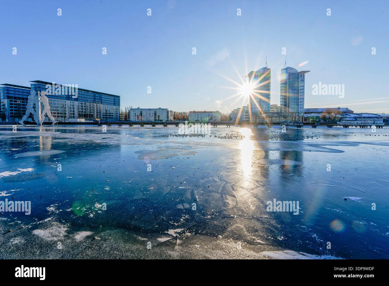 Winter in Berlin, Eis auf der Spree, Treptowers, Friedrichshain ...