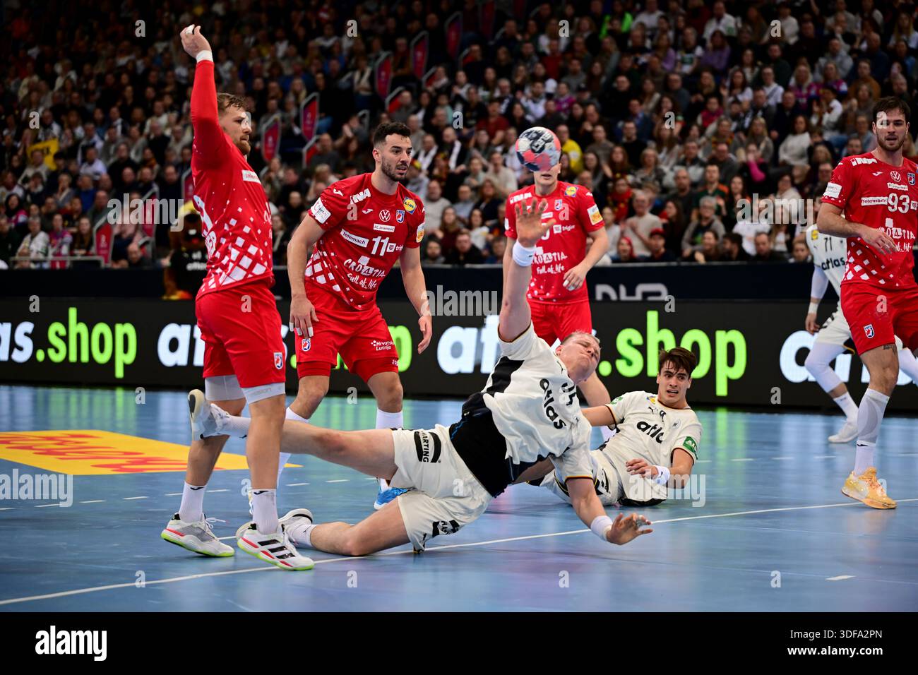 11 January 2026, Lower Saxony, Hanover: Handball: International match ...