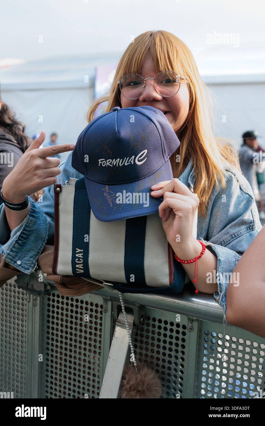 Ciudad de México, México. 10th January 2026. Fans excitedly receive ...