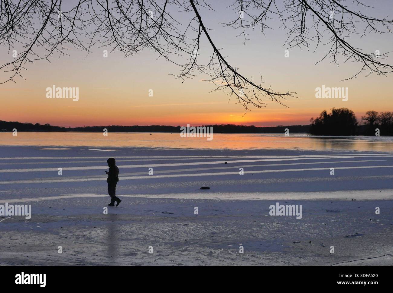 11.01.2026, Berlin - Deutschland. Winterlicher Sonnenuntergang am ...
