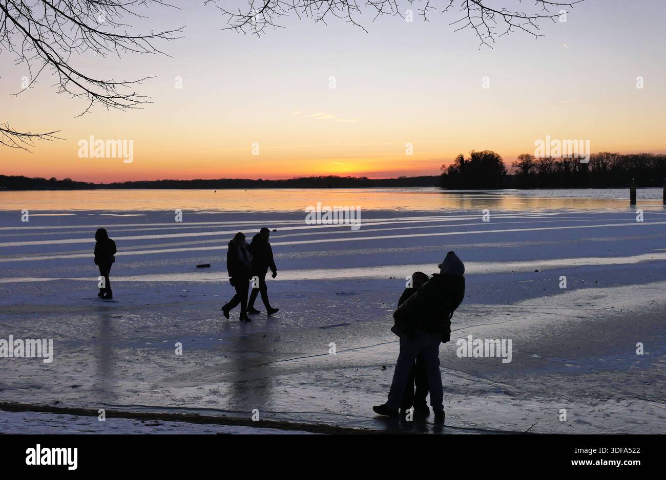 11.01.2026, Berlin - Deutschland. Winterlicher Sonnenuntergang am ...
