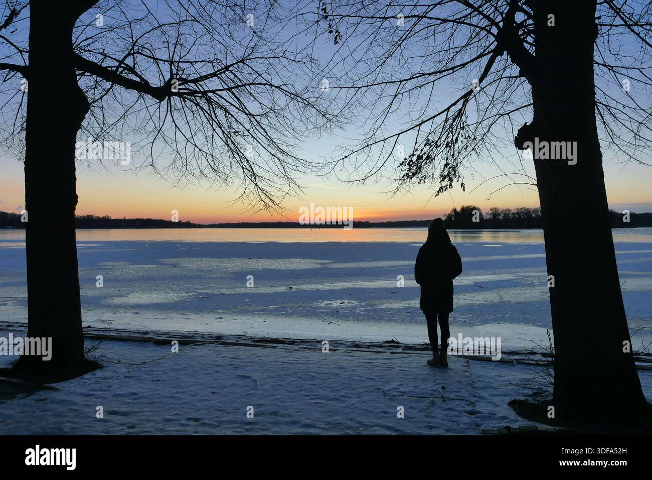 11.01.2026, Berlin - Deutschland. Winterlicher Sonnenuntergang am ...