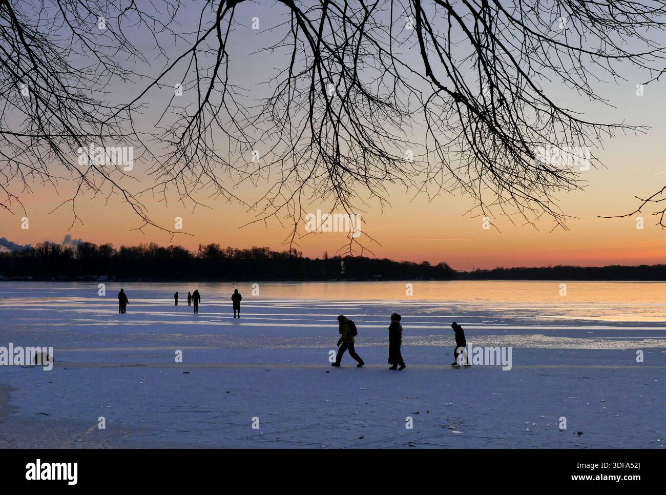 11.01.2026, Berlin - Deutschland. Winterlicher Sonnenuntergang am ...