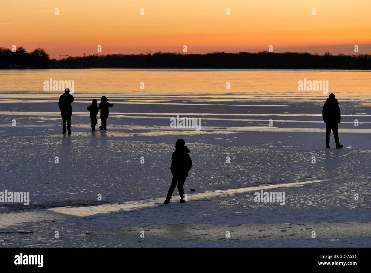 11.01.2026, Berlin - Deutschland. Winterlicher Sonnenuntergang am ...