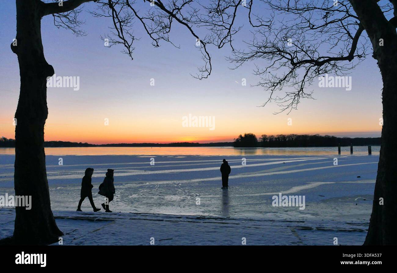 11.01.2026, Berlin - Deutschland. Winterlicher Sonnenuntergang am ...