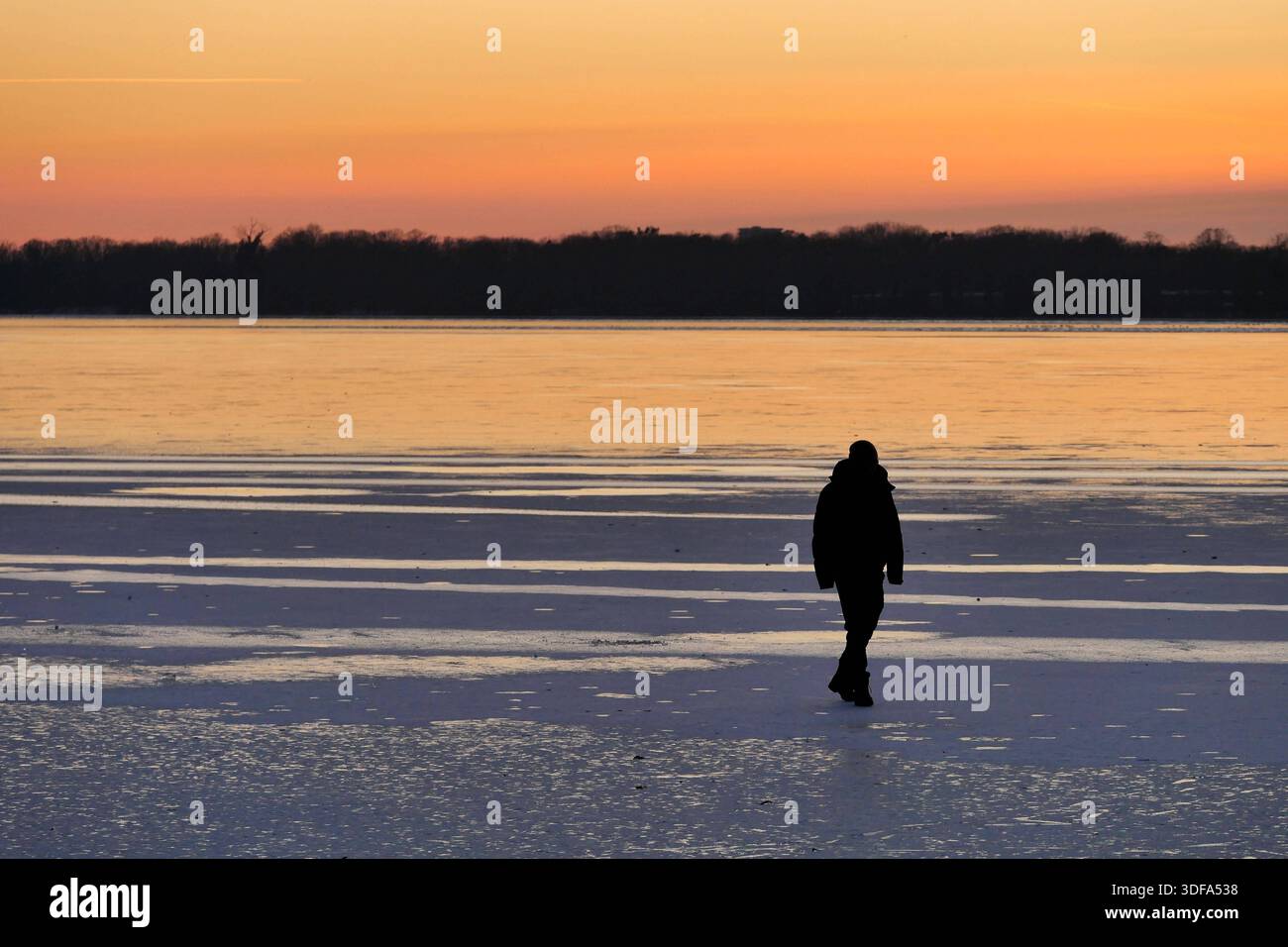 11.01.2026, Berlin - Deutschland. Winterlicher Sonnenuntergang am ...