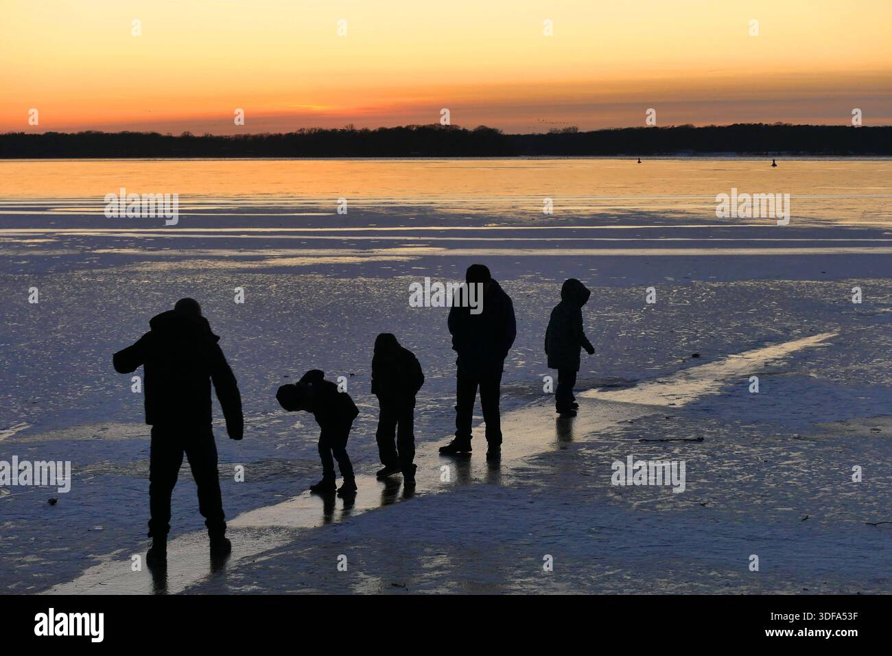 11.01.2026, Berlin - Deutschland. Winterlicher Sonnenuntergang am ...