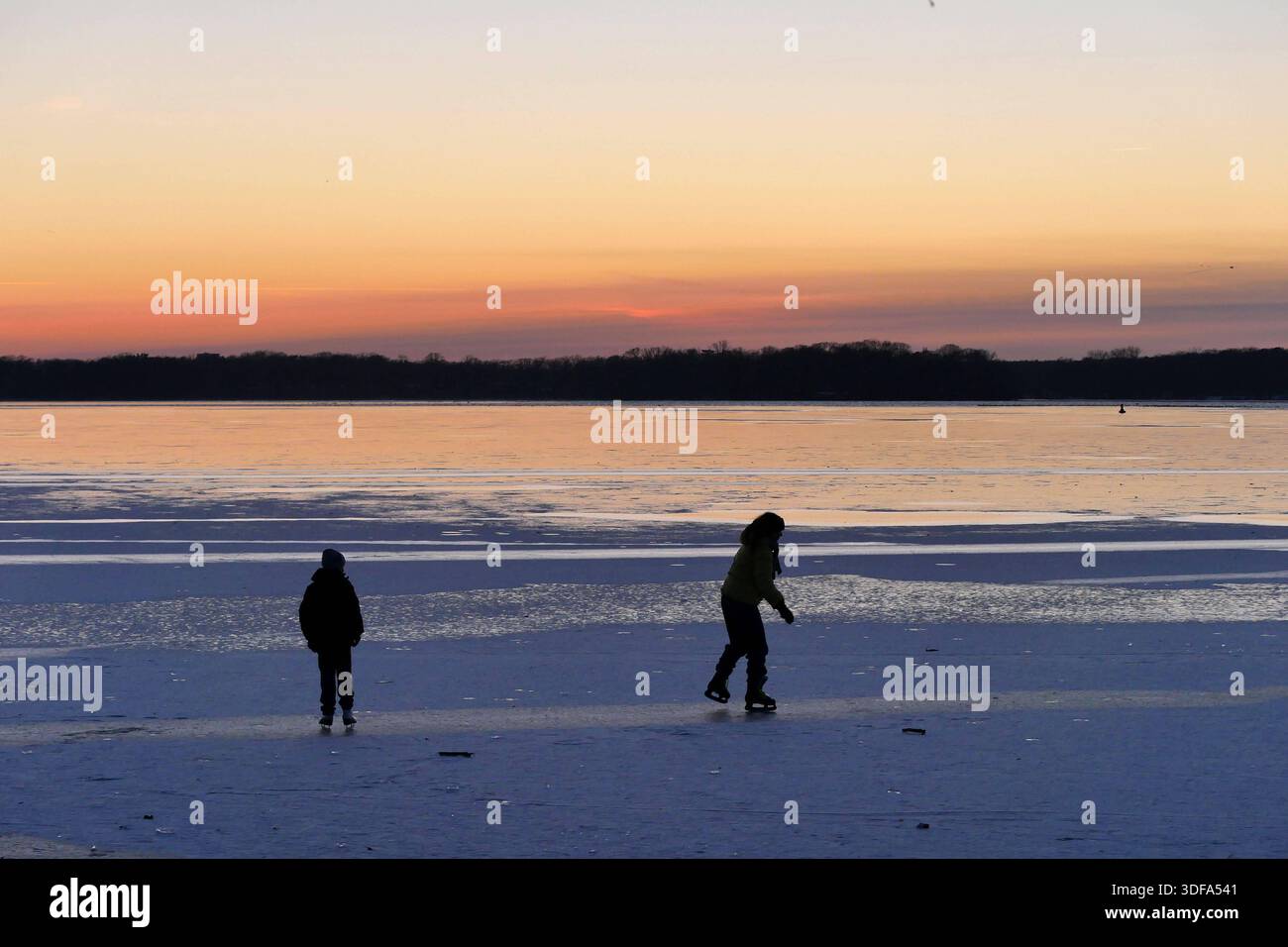 11.01.2026, Berlin - Deutschland. Winterlicher Sonnenuntergang am ...