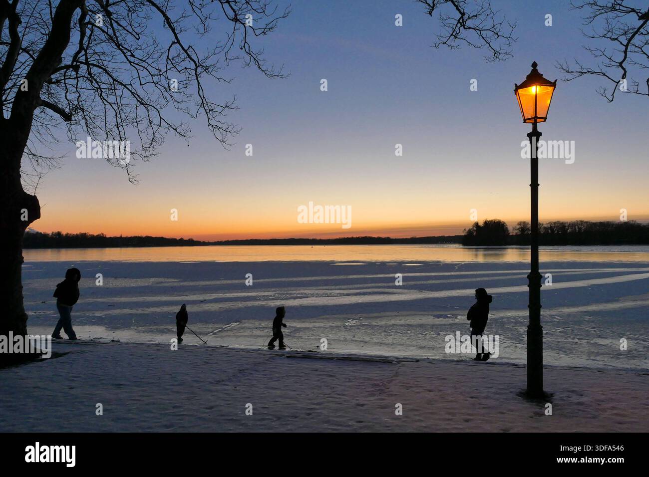 11.01.2026, Berlin - Deutschland. Winterlicher Sonnenuntergang am ...