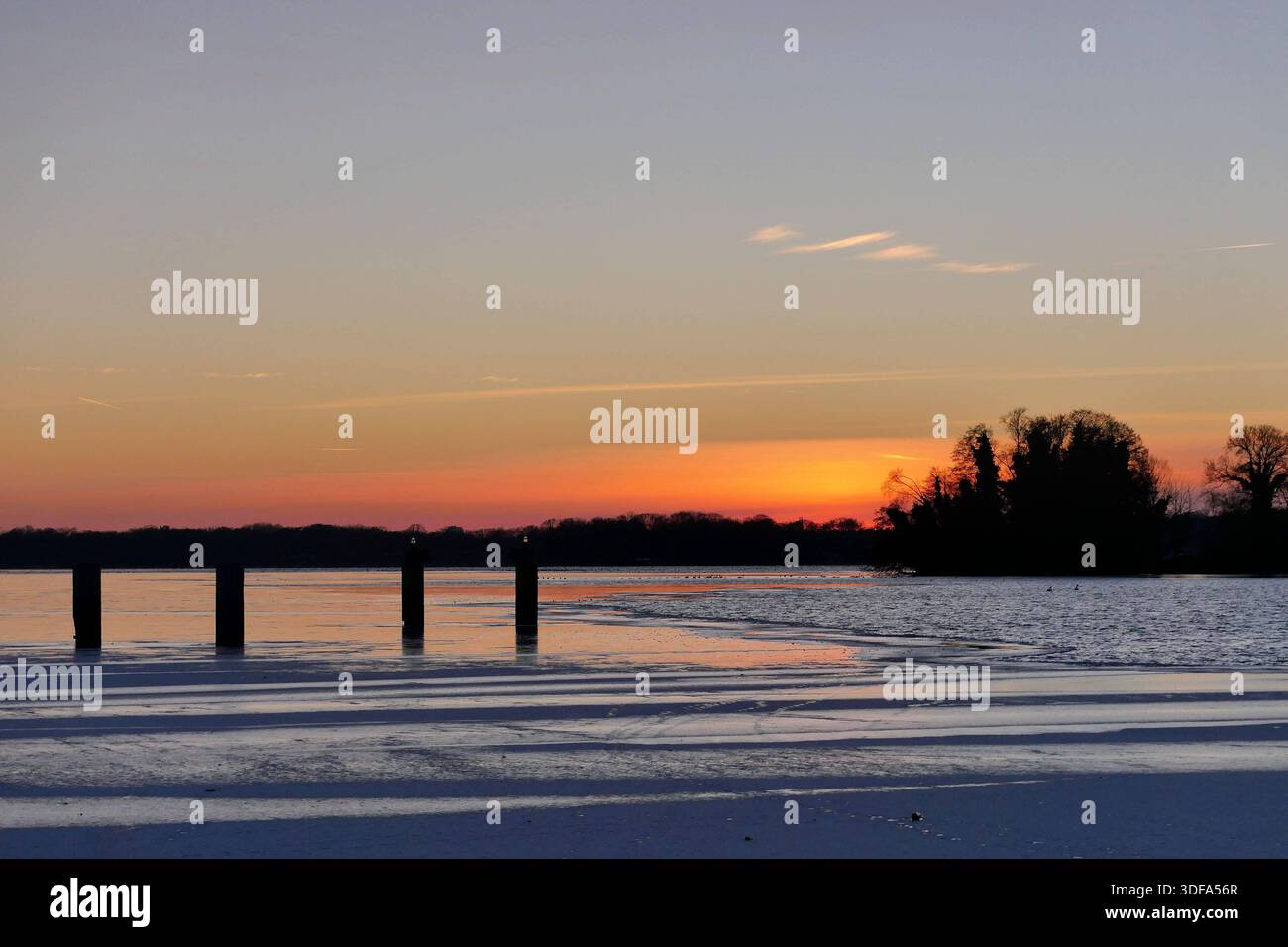 11.01.2026, Berlin - Deutschland. Winterlicher Sonnenuntergang am ...