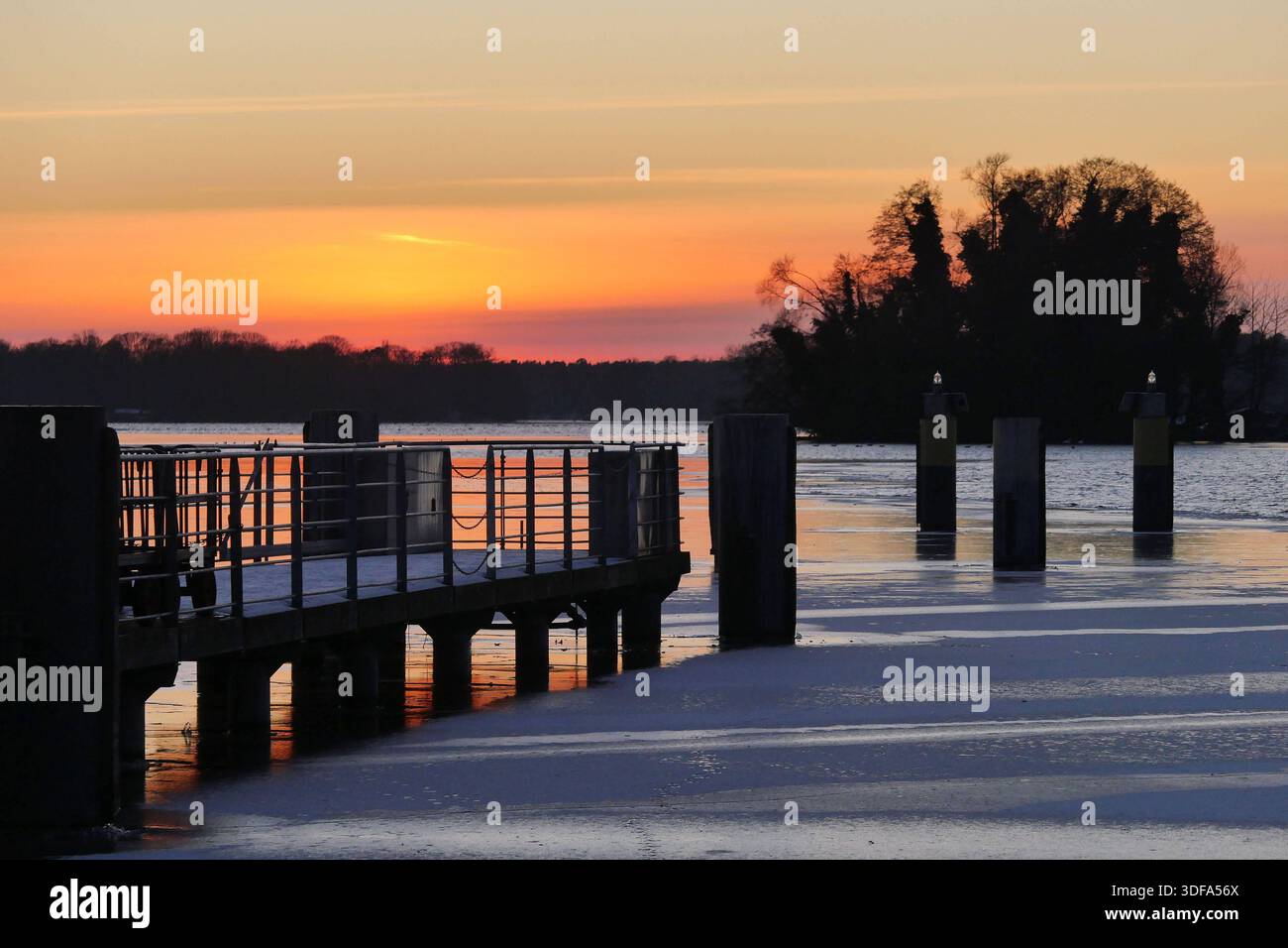 11.01.2026, Berlin - Deutschland. Winterlicher Sonnenuntergang am ...