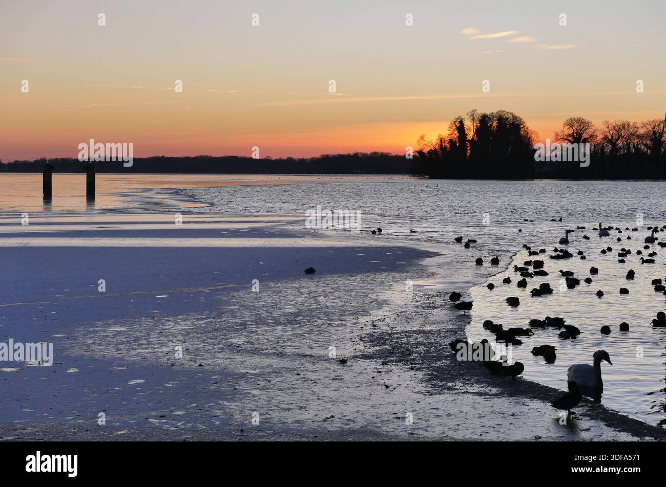 11.01.2026, Berlin - Deutschland. Winterlicher Sonnenuntergang am ...