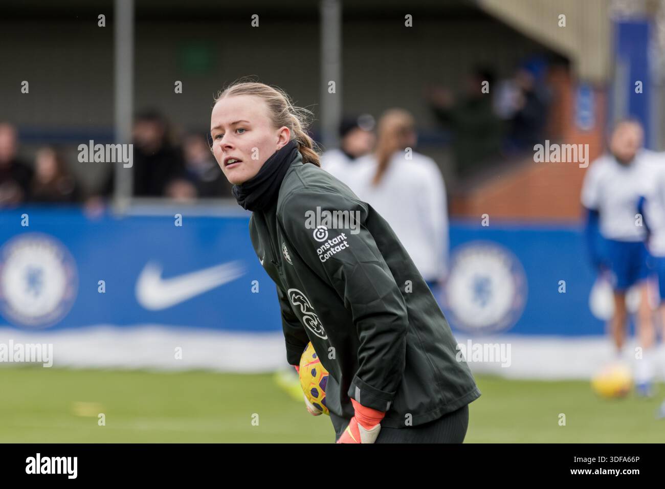 London, UK. 11th Jan 2026. Hannah Hampton of Chelsea FC Women before ...