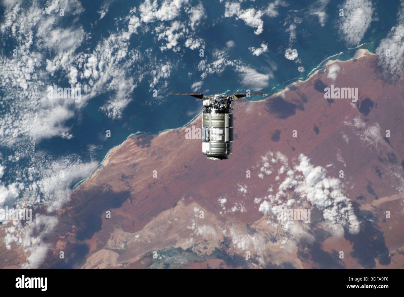 The Cygnus space freighter from Northrop Grumman approaches the ...