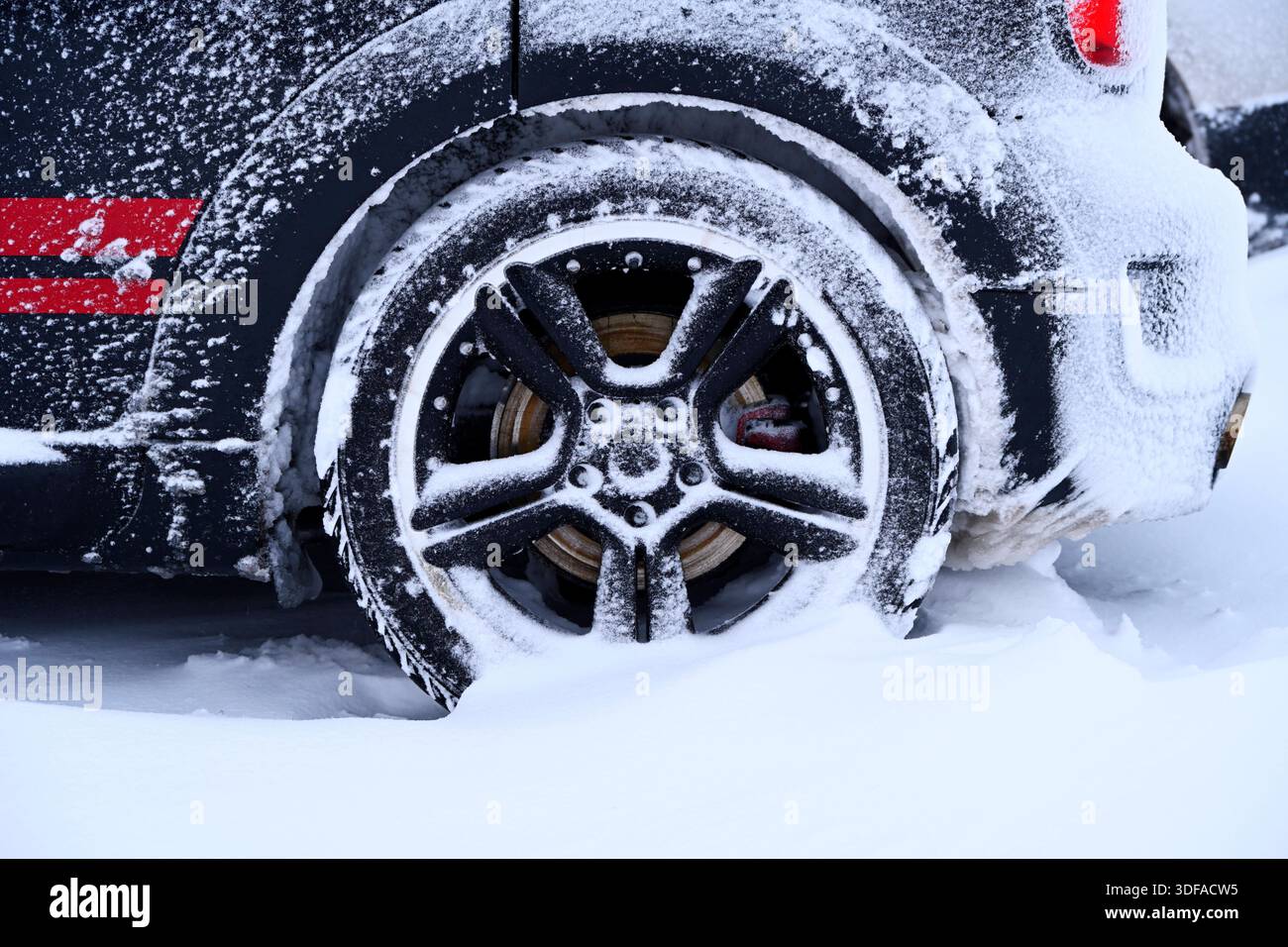 Autoreifen auf schneebedeckter Straße, Symbolfoto Straßenglätte und ...