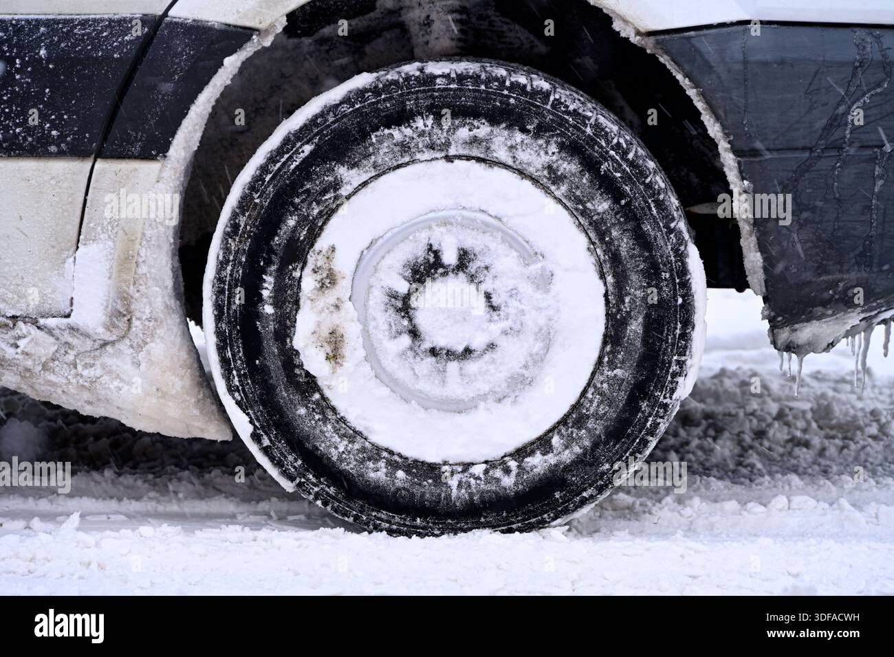 Autoreifen auf schneebedeckter Straße, Symbolfoto Straßenglätte und ...