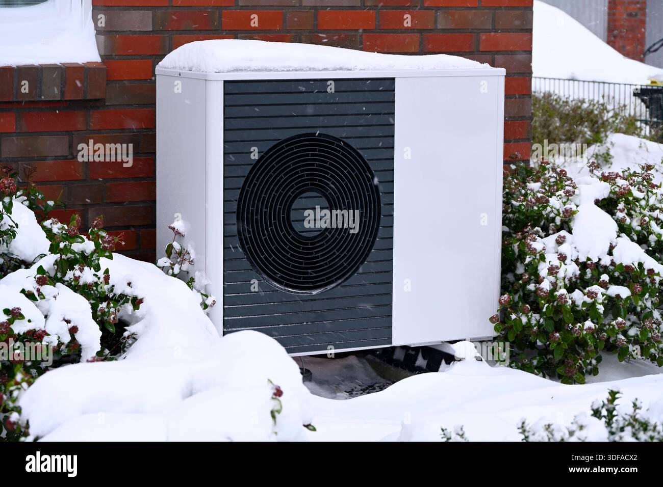 Wärmepumpe vor einem Wohnhaus im Winter, Hamburg, Deutschland *** Heat ...