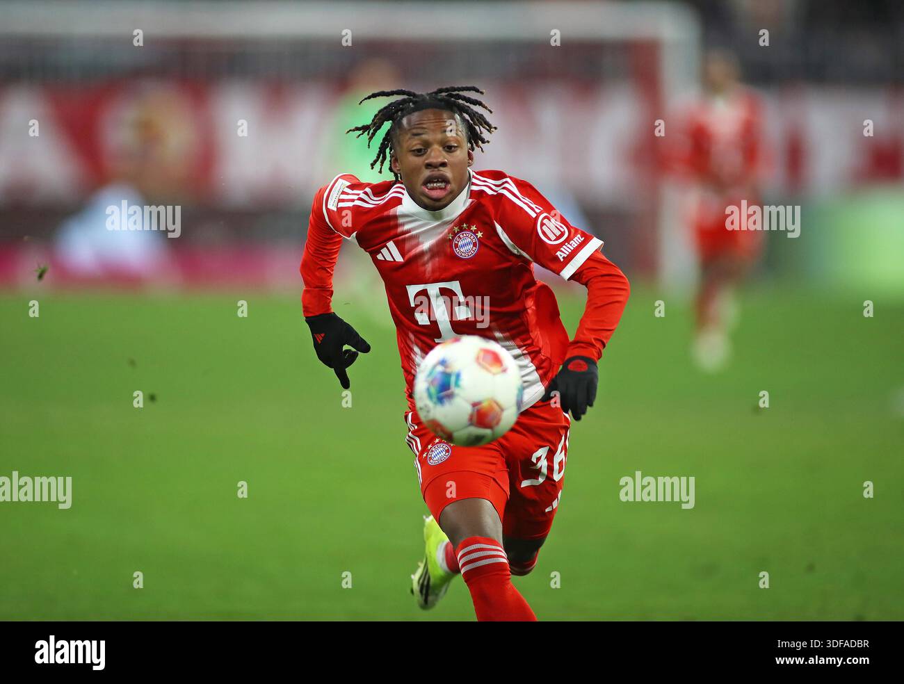 Wisdom mike fc bayern münchen mit ball im angriff hi-res stock ...