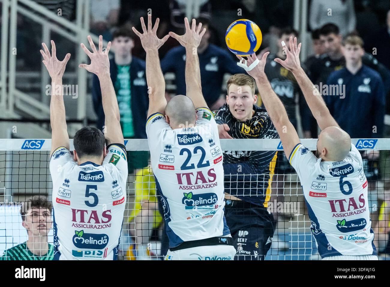 Spike by Ron Mozic (Rana Verona) during Itas Trentino vs Rana Verona ...