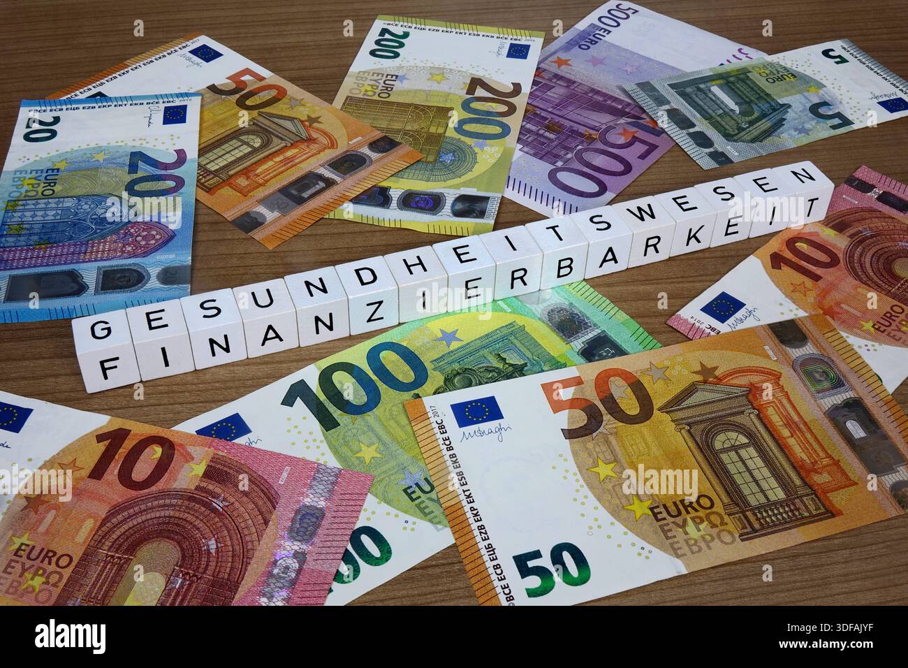 Geldscheine und Buchstabenwürfel mit Gesundheitswesen und ...